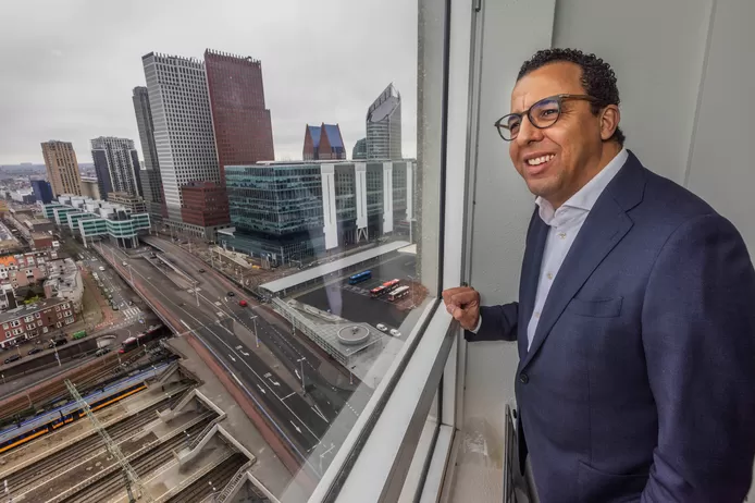Bestuursvoorzitter Mohamed Baba groeide zelf op in sociale huurwoning ...